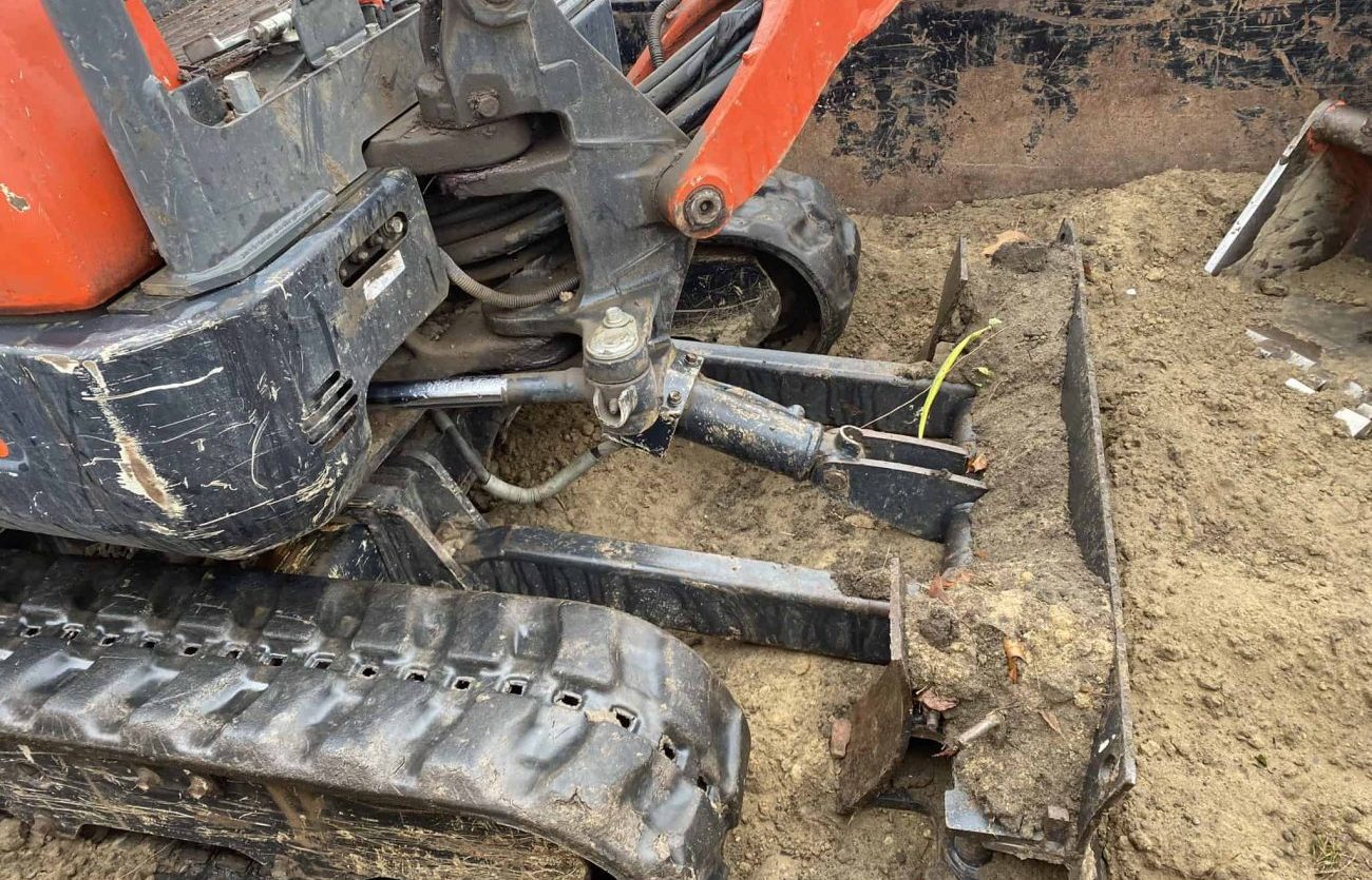 Driver hauling insecure mini-excavator in Oakville charged | INhalton