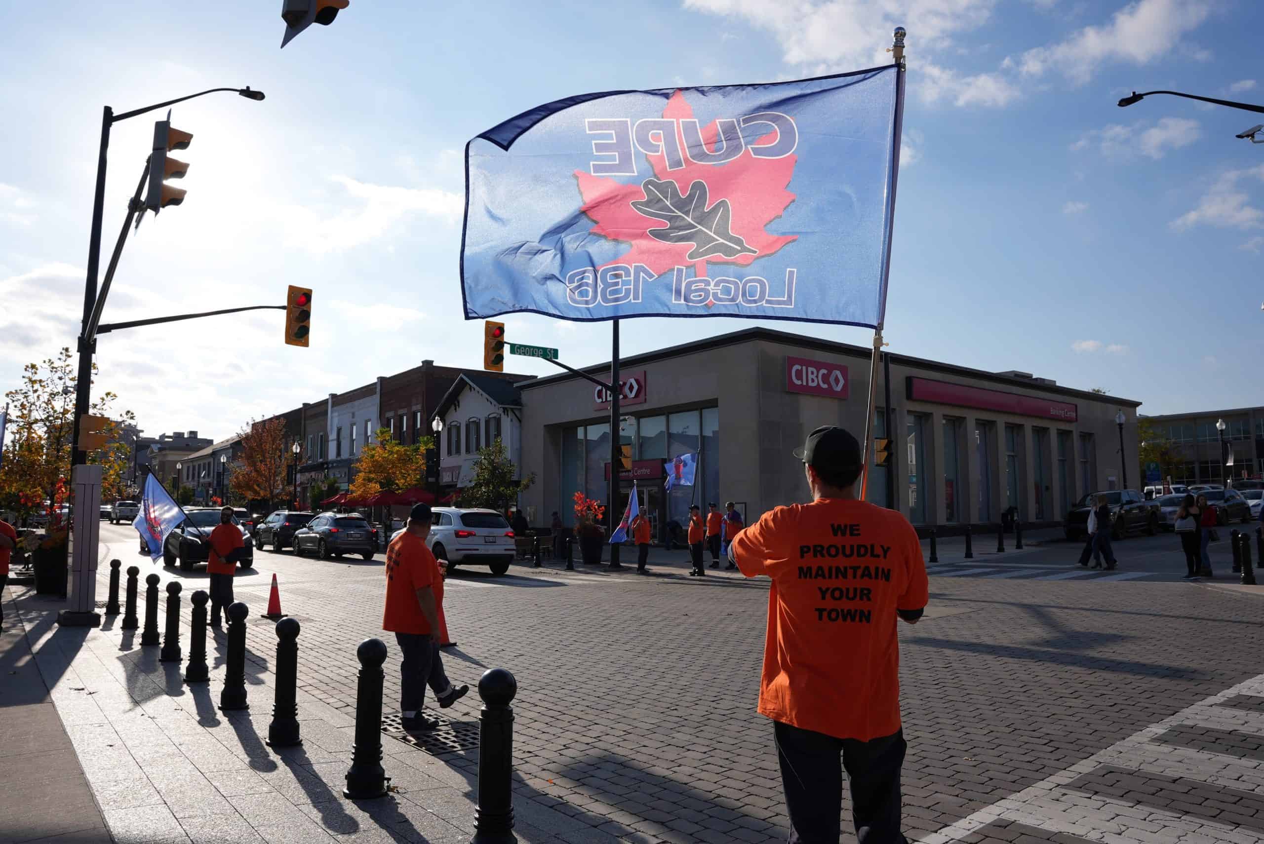 Talks bear no fruit as Oakville outside workers remain on strike | INhalton